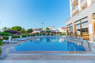 Piscina externa sazonal, funciona das 9h às 19h, guarda-sóis