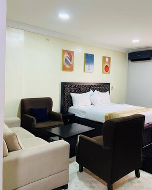 Quarto Deluxe, varanda, Vista para a cidade | Secretária, secretária adequada para computadores portáteis 