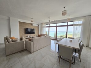 Apartamento Executivo, várias camas | Sala de estar | Smart TV de 55 polegadas com canais digitais