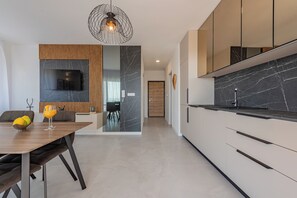 Apartamento superior, 4 quartos, piscina particular, vista para a piscina | Cozinha privada | Geladeira, fogão, cooktop, lava-louças