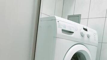 Apartamento Básico | Casa de banho | Um polibã, artigos de higiene pessoal grátis, um secador de cabelo