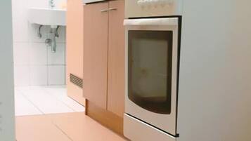 Apartamento Básico | Cozinha privada | Um frigorífico, um micro-ondas, um forno, uma placa de cozinha