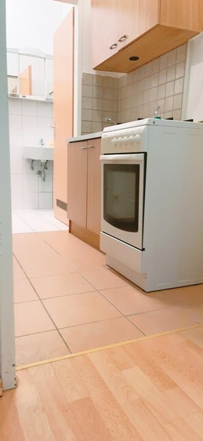Apartamento Básico | Cozinha privada | Um frigorífico, um micro-ondas, um forno, uma placa de cozinha 