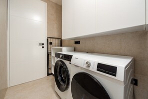 Villa de Luxo, vista parcial para o mar | Lavandaria