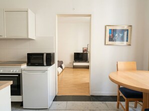 Apartamento Básico | Cozinha privada | Um frigorífico, um micro-ondas, um forno, uma placa de cozinha 