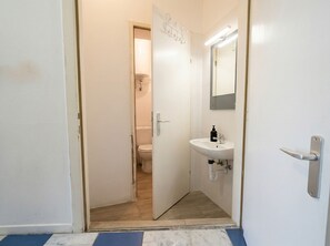 Apartamento Básico | Casa de banho | Um polibã, artigos de higiene pessoal grátis, um secador de cabelo 