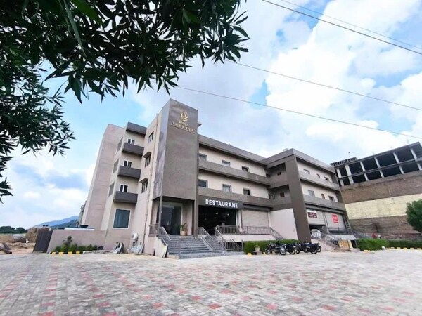 Inaniya Palace And Garden - Jalore