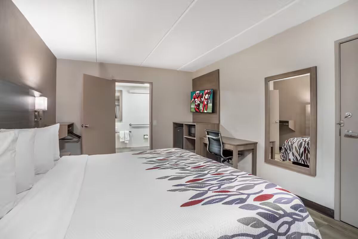 Affordable Room Ideal For Extended Stays Near Local Scenic Parks - Greer, SC