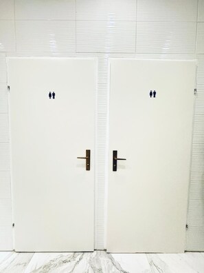 Apartamento Básico | Cozinha privada | Um frigorífico, um forno, uma placa de cozinha, utensílios de cozinha 