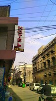 Vista da rua com um edifício identificado como 