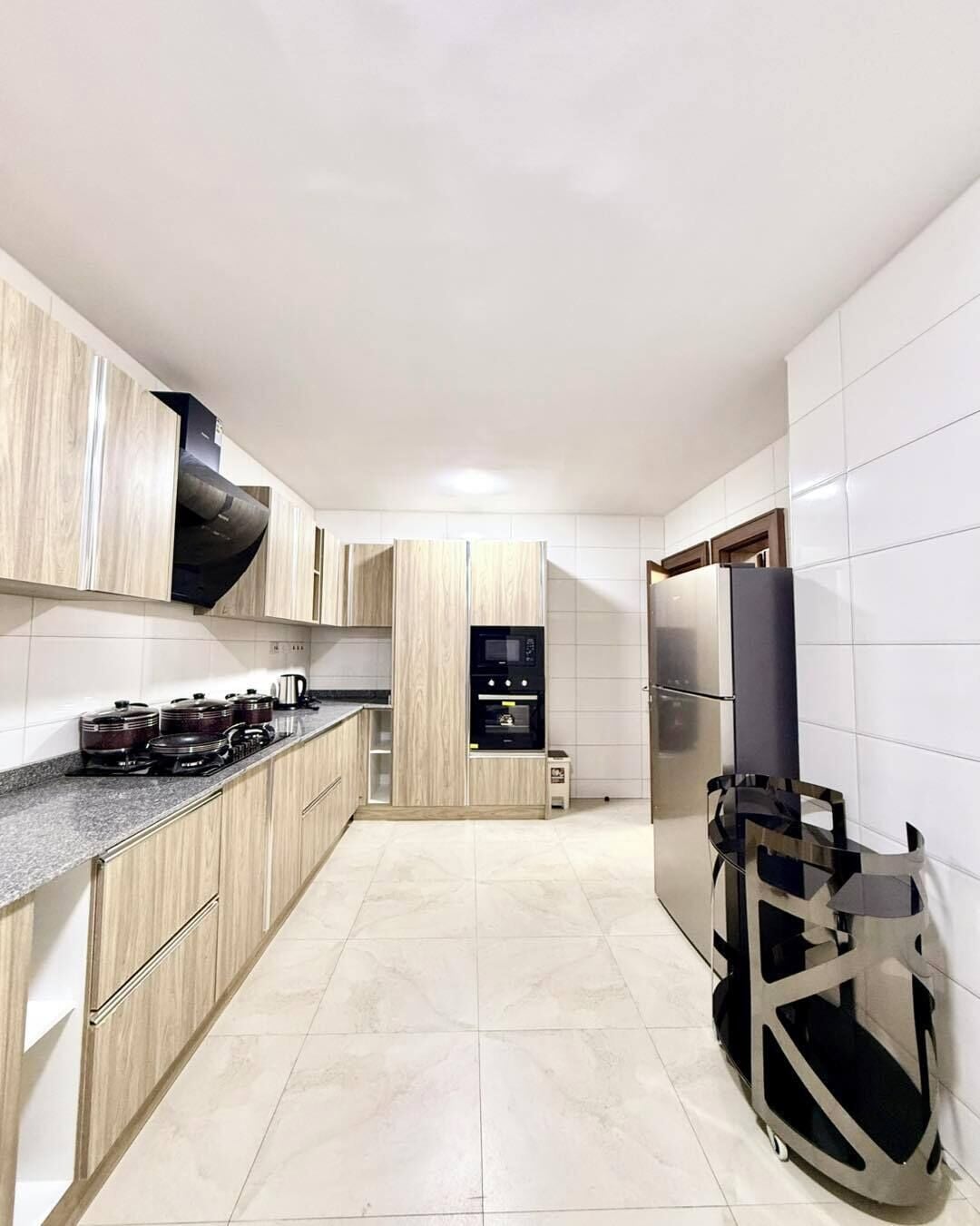 Apartamento júnior, sacada, vista para a cidade | Cozinha privada | Geladeira, micro-ondas, cooktop, talheres/pratos/utensílios de cozinha