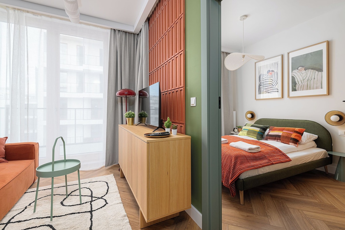 Um quarto moderno com uma cama, uma escrivaninha e uma cadeira.