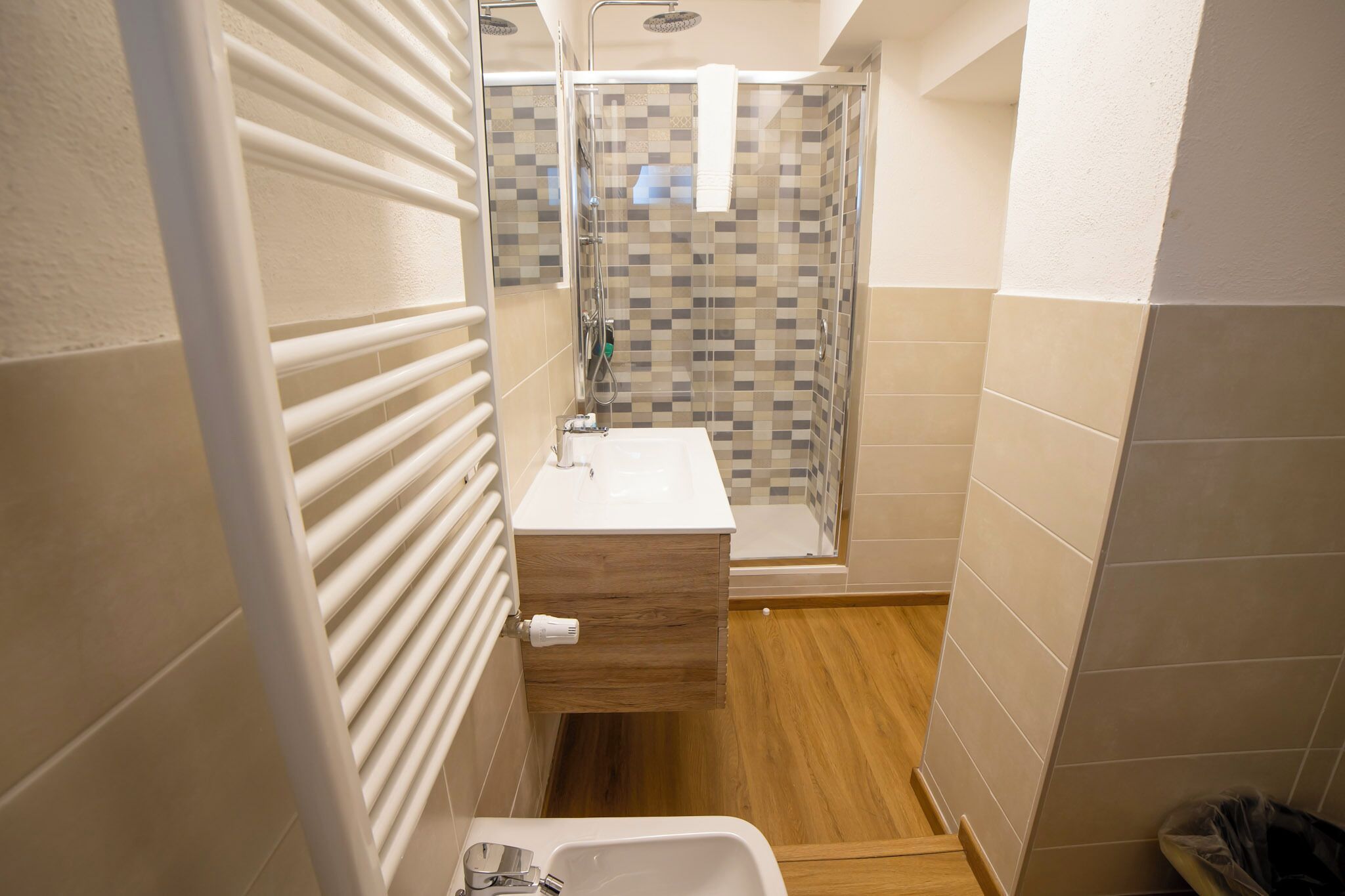 Apartamento, varanda, Vista para a cidade | Casa de banho | Um polibã, um secador de cabelo, toalhas fornecidas, sabão 