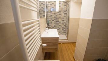 Apartamento, varanda, Vista para a cidade | Casa de banho | Um polibã, um secador de cabelo, toalhas fornecidas, sabão