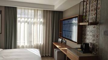 Quarto Duplo de Luxo, Vista para a cidade | Secretária, secretária adequada para computadores portáteis