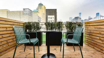 Quarto Twin Signature, Vista para a cidade | Secretária, secretária adequada para computadores portáteis