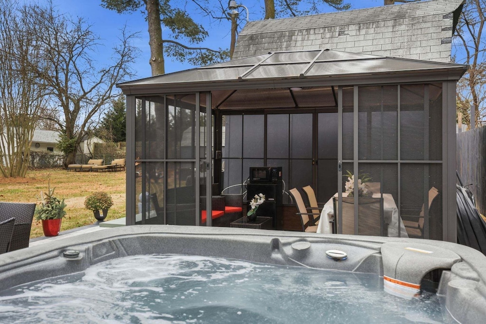 Stylish Hot Tub Retreat With Ping Pong 3 Bedroom Home - Maryland