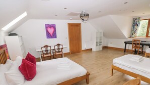 Quarto com cama, escrivaninha e cadeira.