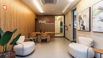 Área de estar no saguão