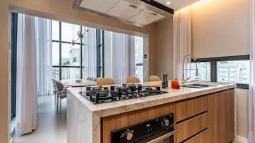 Um micro-ondas, uma placa de cozinha, uma cafeteira/bule