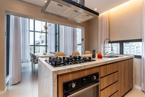 Micro-ondas, cooktop, cafeteira/chaleira