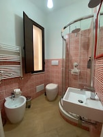 Quarto casal econômico, varanda | Banheiro | Chuveiro, produtos de toalete grátis, papel higiênico