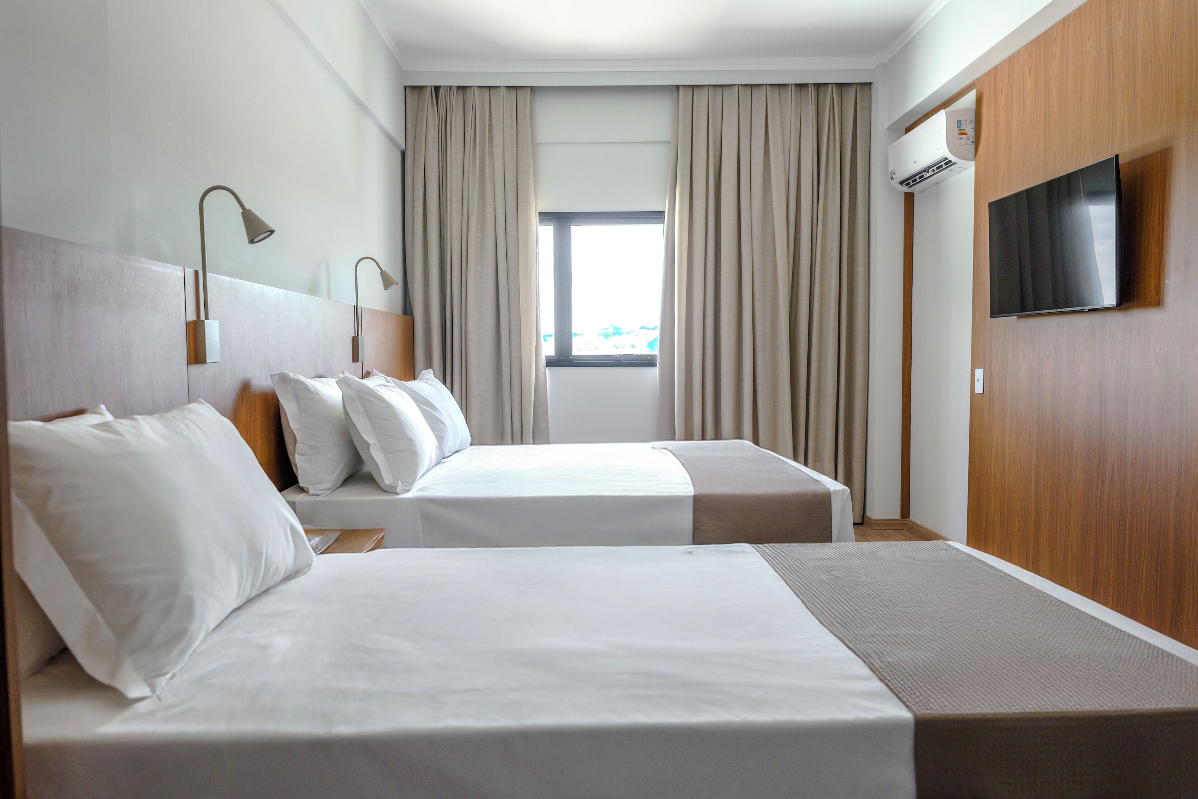 Quarto triplo conforto, vista para a cidade | Espaço de trabalho para notebook, cortinas blackout