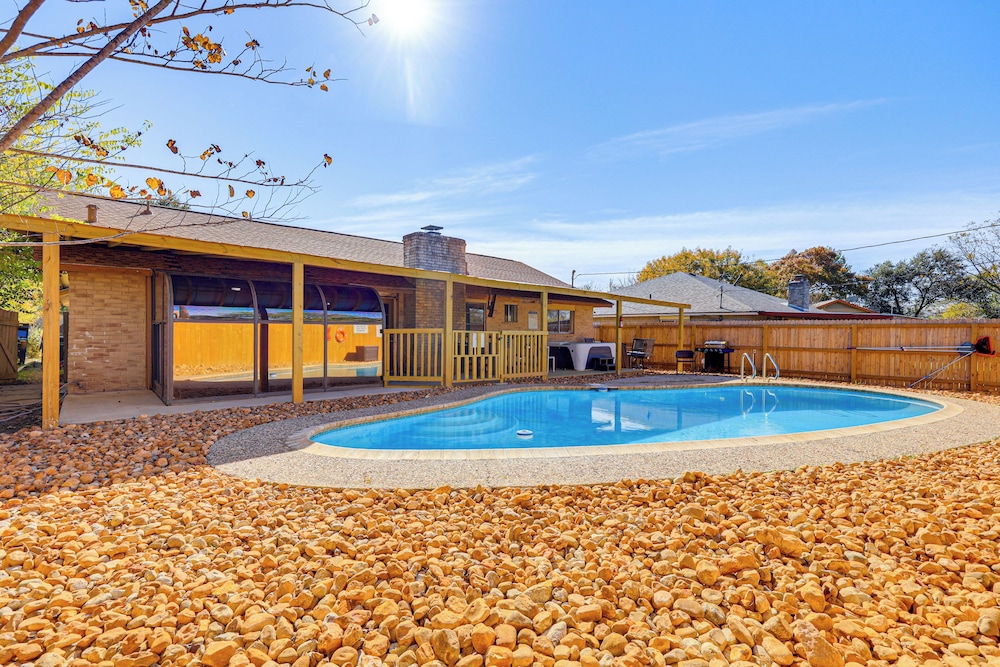 Hot Tub, Pool & Game Room: San Antonio Family Gem - San Antonio, TX