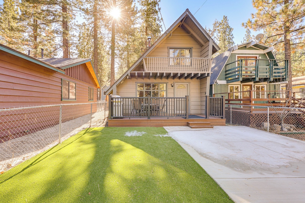 Walk To Trolley! Big Bear Family Cabin W/ Deck - Big Bear, CA