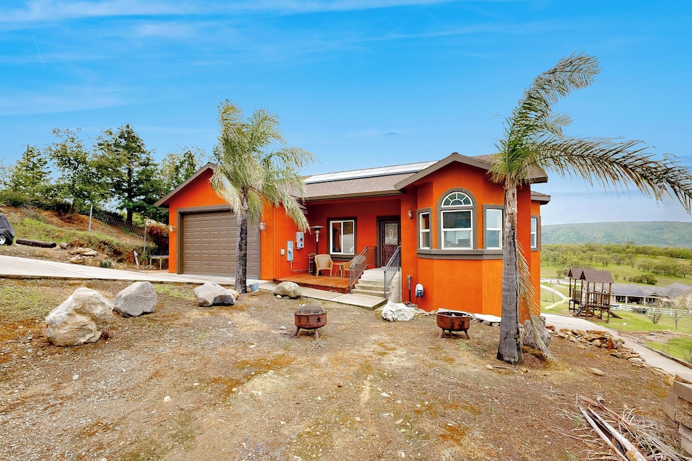 3br Updated Mtn-view Home W/ Hot Tub & Fireplace - Copperopolis, CA