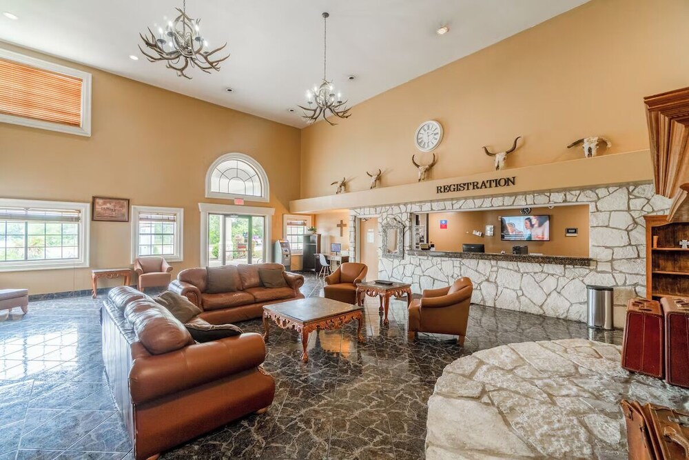 Two Spacious Rooms w/ Private Bath & Queen Beds Close to US-181 for ...