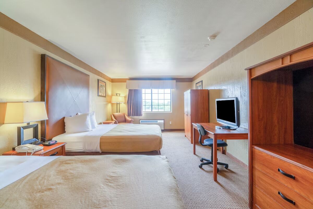 Four Practical Rooms W/ Two Queen Beds For Value-conscious Visitors - Beeville, TX