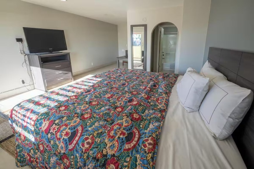 Affordable Room One Queen Deluxe + Private Bath Near Phoenix Airport - Mesa, AZ