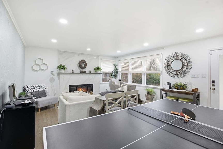 New! Stylish Hot Tub Retreat With Ping Pong - Baltimore/Washington Airport (BWI)