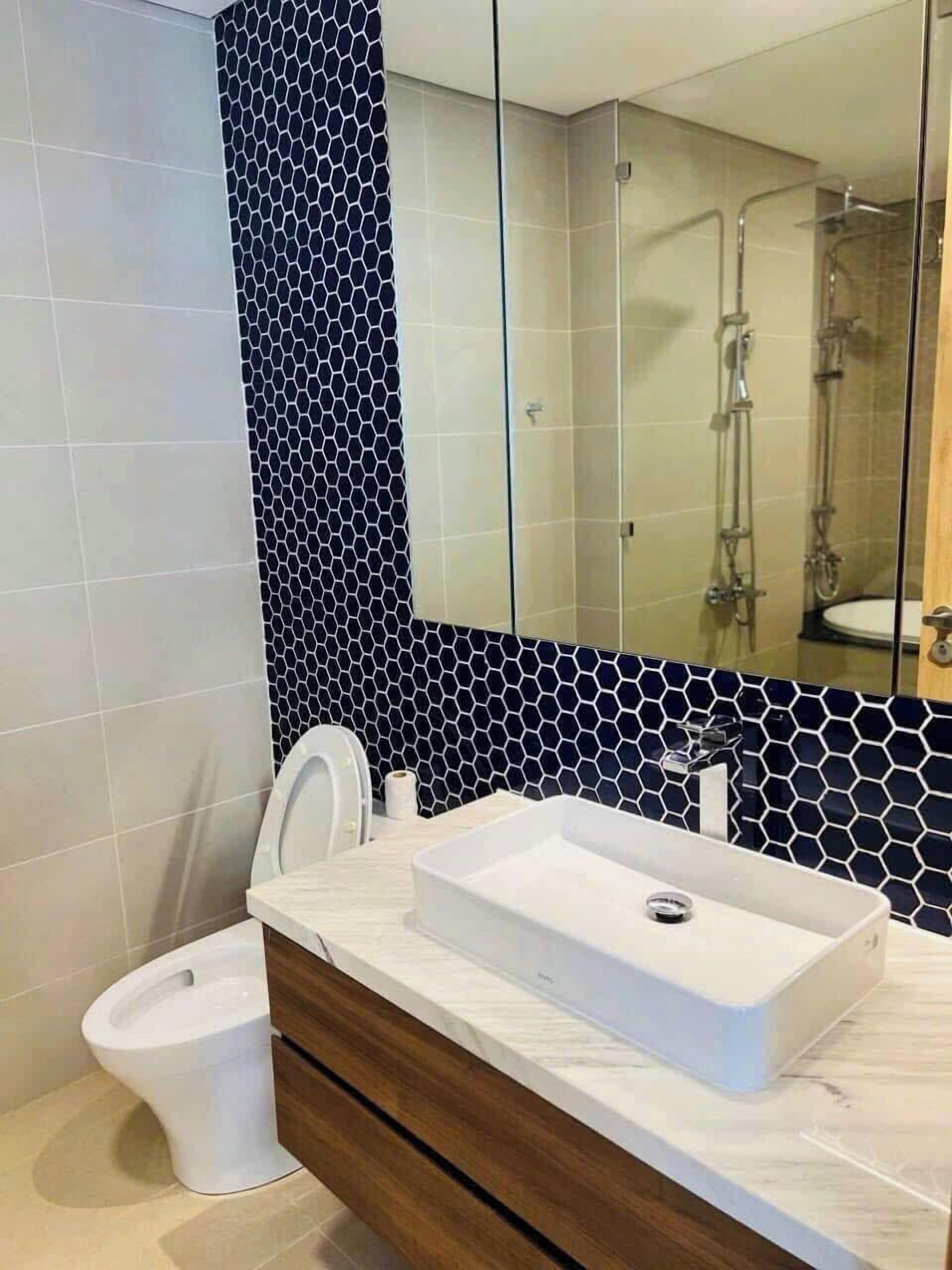 Quarto Básico, Vista para a cidade | Cofre com capacidade para portátil, secretária 