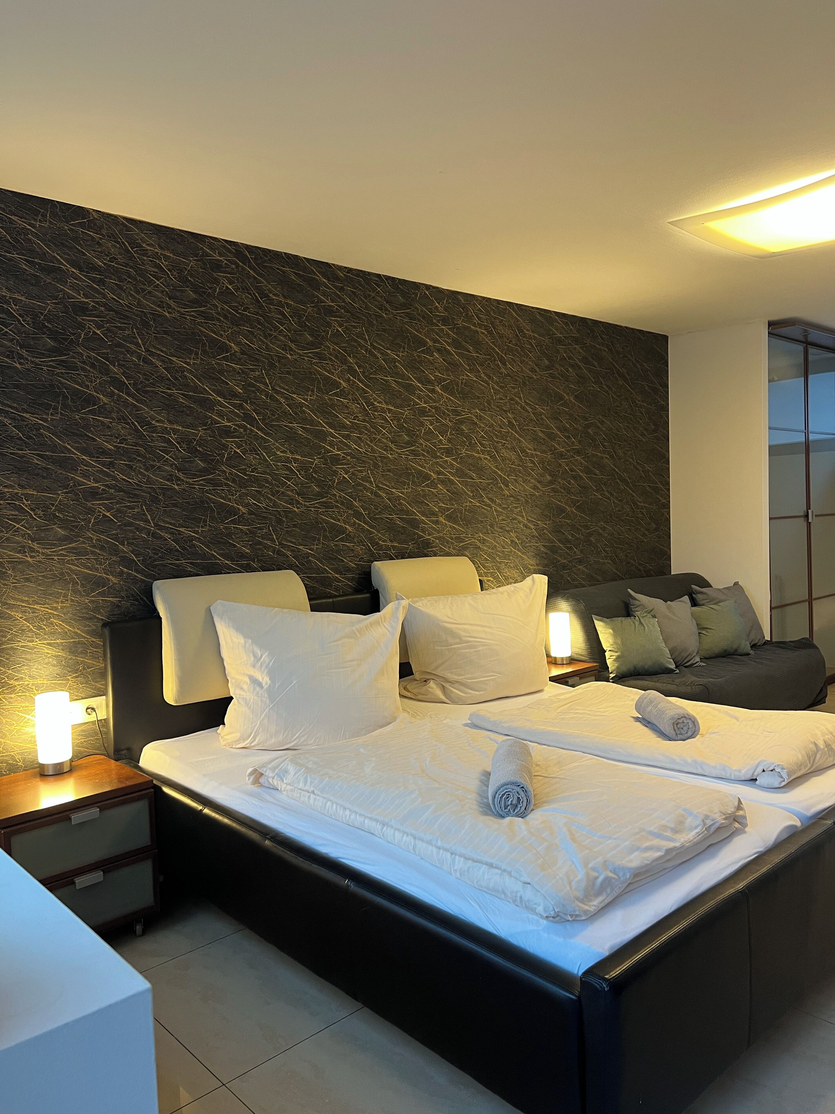 Quarto Twin Familiar, pátio, vista para o jardim | Secretária, Wi-fi grátis 