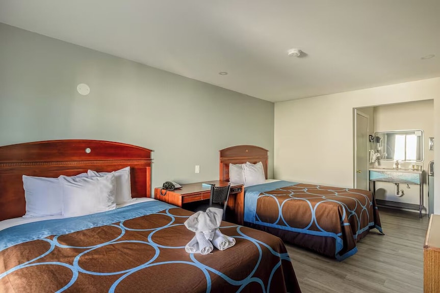 2 Queen Beds Quaint Stay Near Route 66 Museum - Perfect For Road Trip Stopovers - Barstow, CA