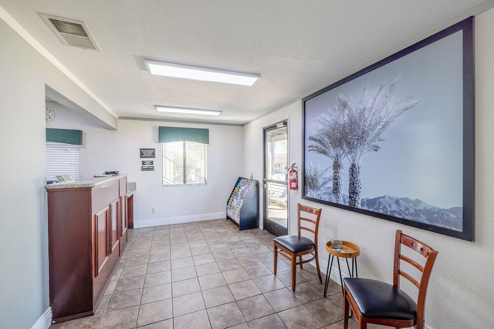 3 Rooms - Relax in Styled 2 Queen Beds Room with Route 66 Memorabilia ...