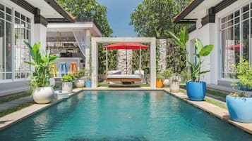 Piscina exterior, guarda-sóis, espreguiçadeiras