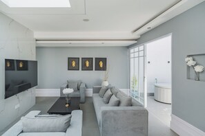 Villa Deluxe, 4 quartos, piscina privativa, vista para a piscina | Sala | Smart TV de 50 de polegadas com canais por cabo, Netflix, livros 