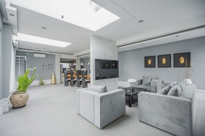 Villa Deluxe, 4 quartos, piscina privativa, vista para a piscina | Sala | Smart TV de 50 de polegadas com canais por cabo, Netflix, livros 