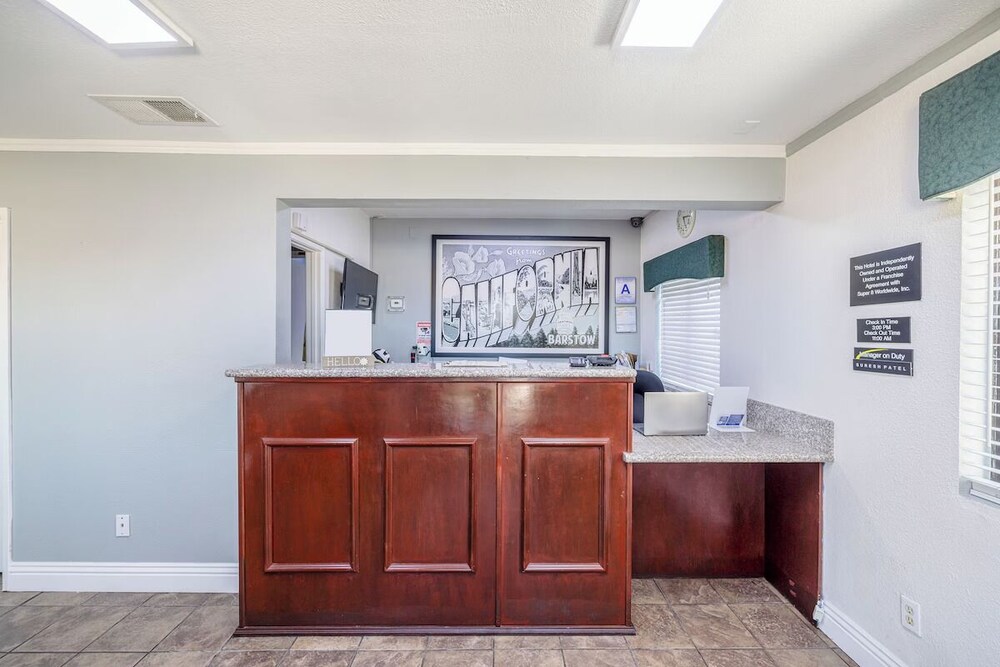 Guest Favorite Deluxe King Bed Retro Room Near Mojave Desert Reviews ...