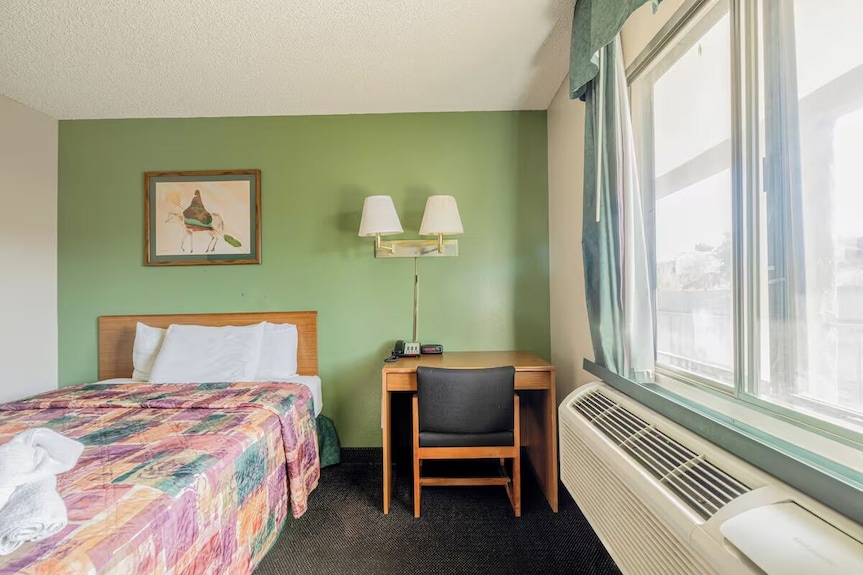 Quite One Queen Deluxe Room Near Route 66 Museum - Perfect For Tourist - California