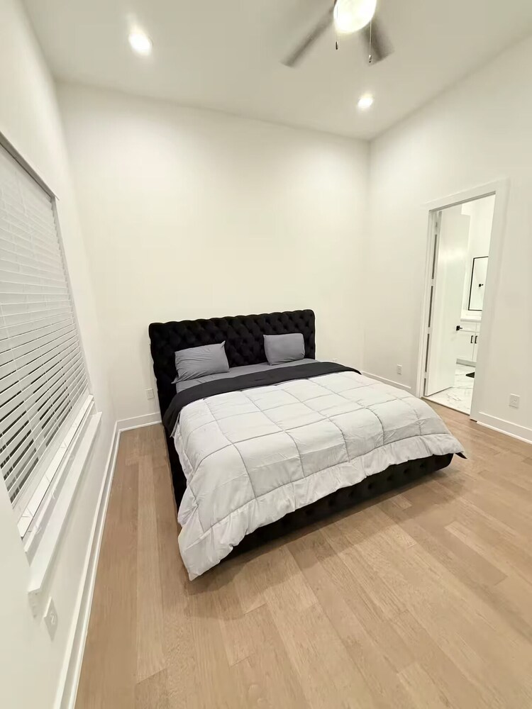 Upscale Minimal 3BR for Families, Nurses & Groups Reviews, Deals ...