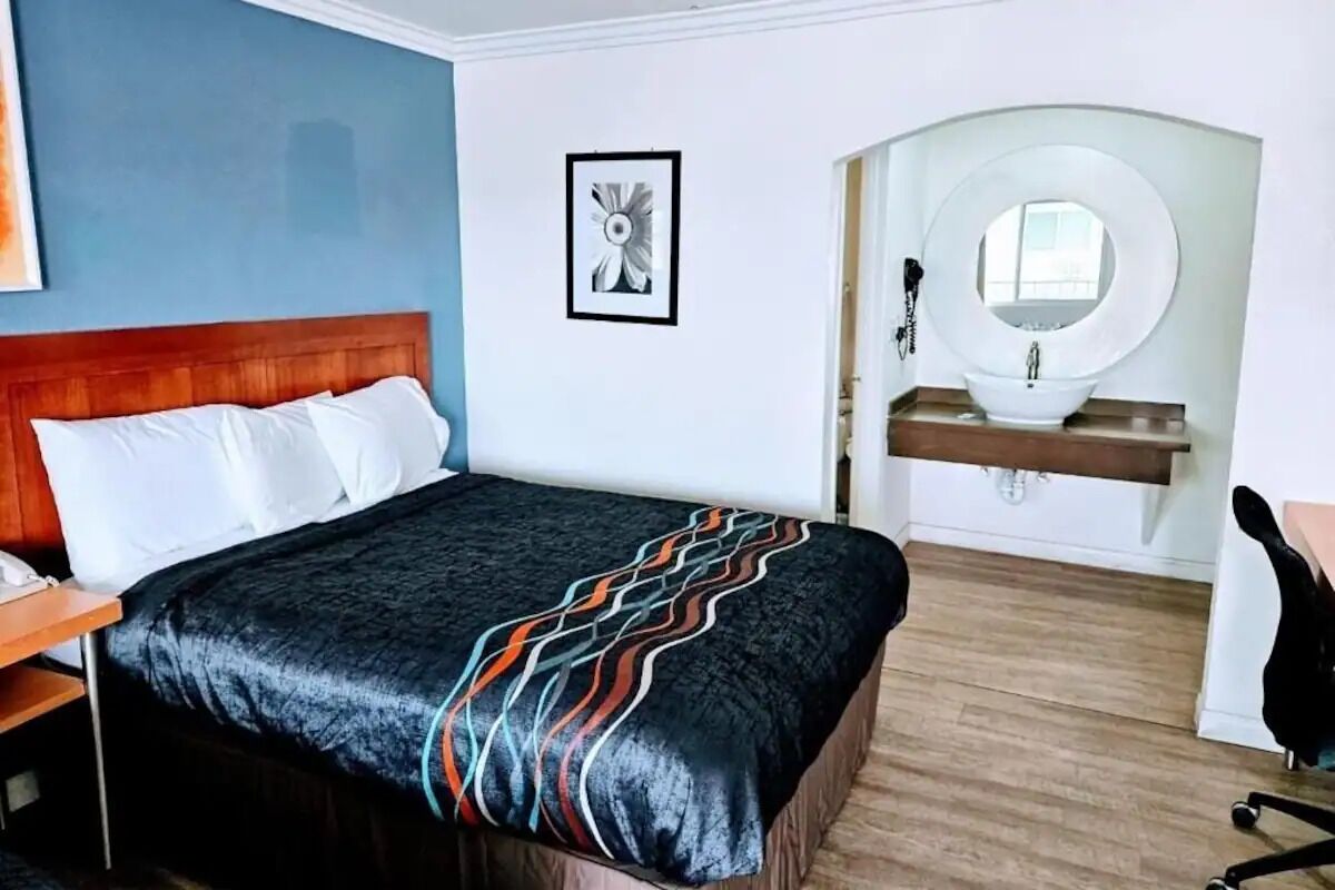 Affordable Room In Ridgecrest W/ King Bed, Free Parking & Near Local Favorites - Kalifornien