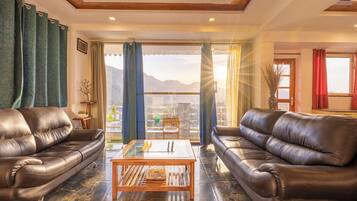 Suite Familiar, vista para o lago | Sala de estar | Televisor