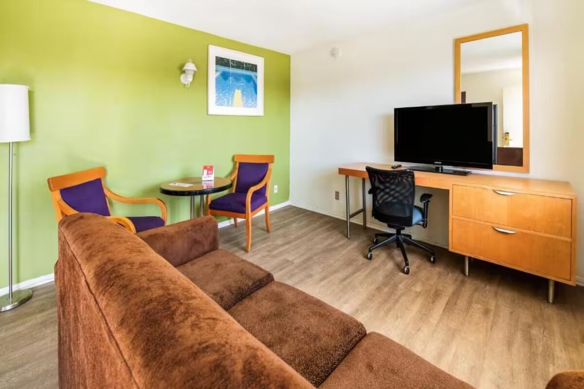 Flexible Studio W/ King Bed + Kitchenette, Perfect For Extended Or Short Stays - Ridgecrest, CA