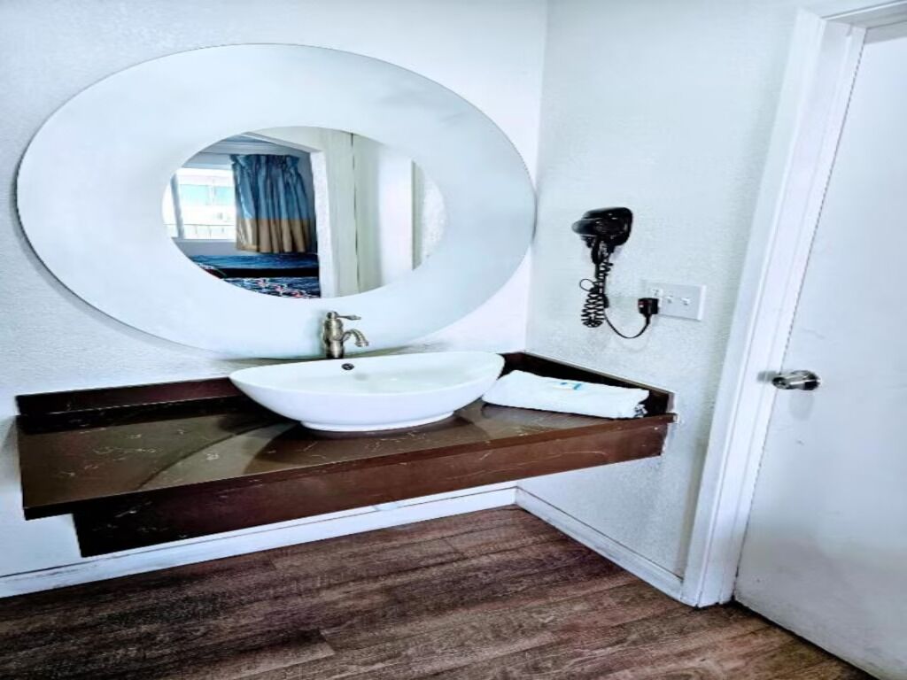 Spacious Studio W/ Private Bath + Kitchenette  Steps From Dining & Local Attrac - Ridgecrest, CA