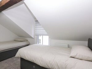 2 quartos, com decoração personalizada, com mobília individualizada 
