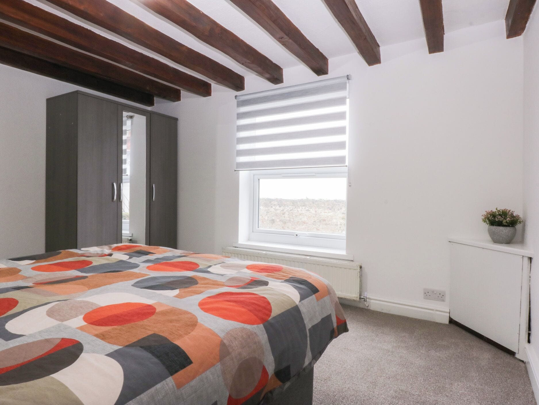 2 quartos, com decoração personalizada, com mobília individualizada 